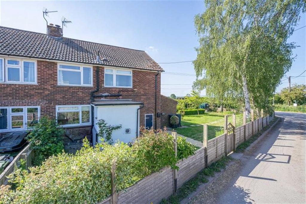 Marsh HP17 3 bed semi-detached house to rent - £1,700 pcm (£392 pw)