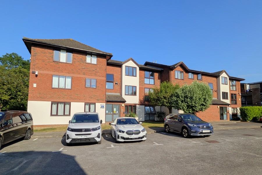 Addlestone, Surrey, KT15 1 bed ground floor flat - £1,200 pcm (£277 pw)