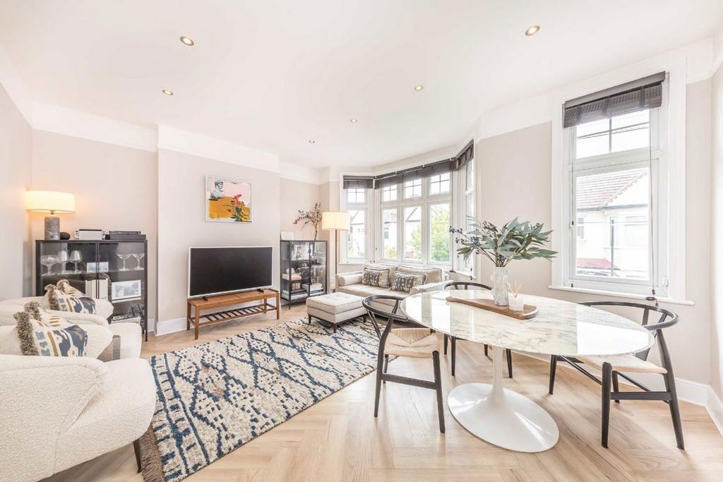 Clive Road, London SW19 2 bed flat for sale - £550,000