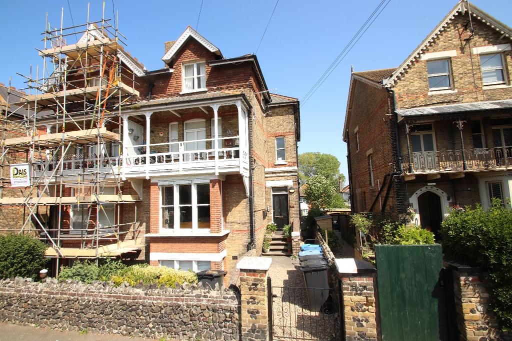 Marjorie Court, Roxburgh Road... 2 bed apartment to rent - £900 pcm (£ ...