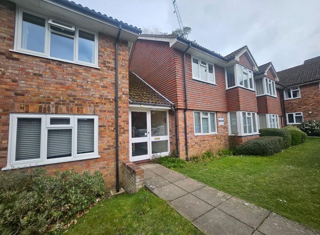 Trimmers Field, Farnham, Surrey, GU9 1 bed apartment - £1,250 pcm (£288 pw)