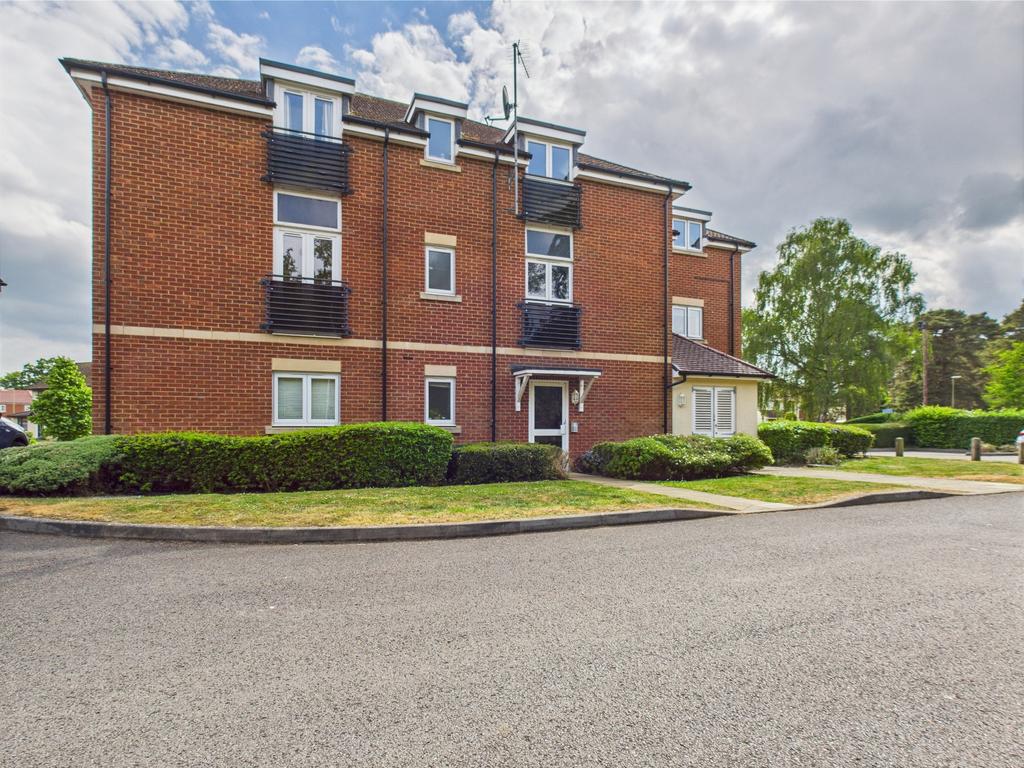 The Den, Tadley, RG26 2 bed flat - £215,000