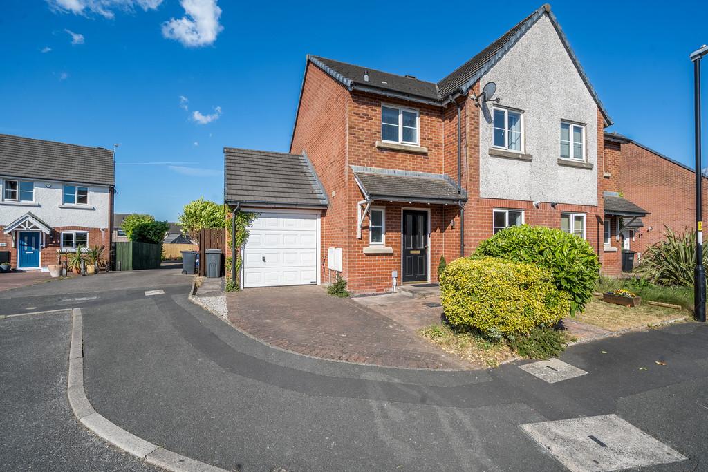113 Redruth Drive, Carnforth... 3 bed semi-detached house - £235,000