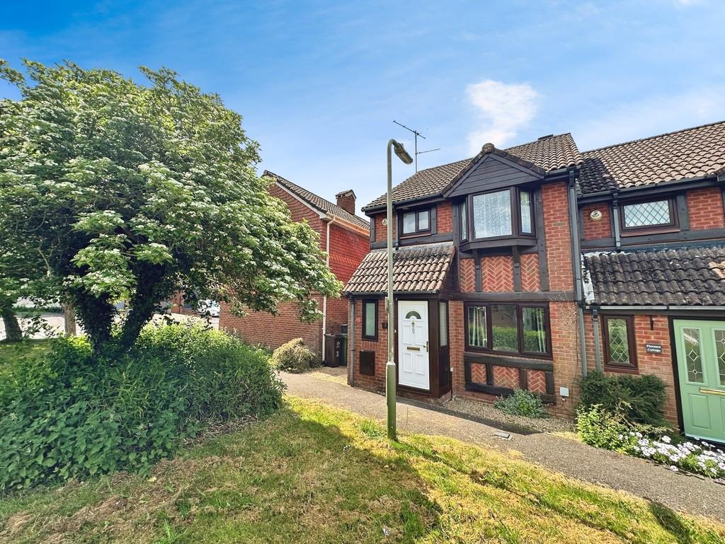 Royal Close, Basingstoke RG22 3 bed end of terrace house - £1,600 pcm ...