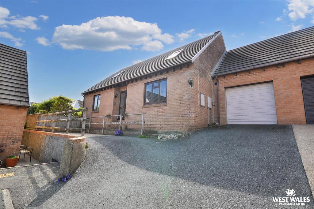 Pen Wallis, Fishguard 3 bed detached bungalow for sale - £265,000