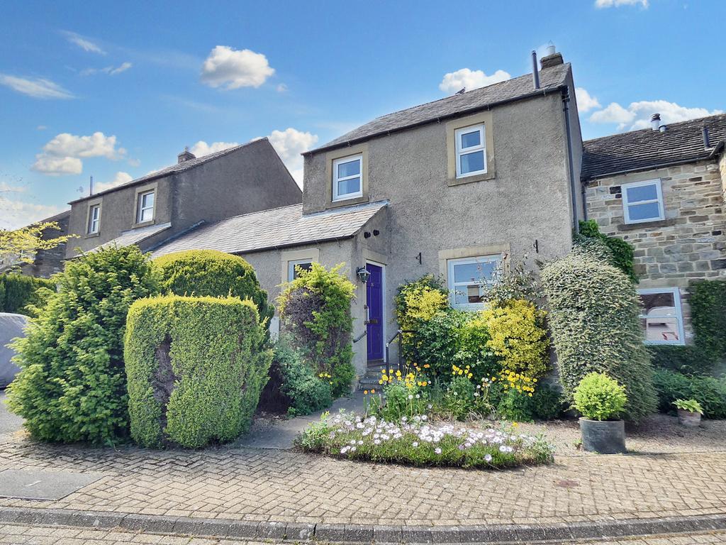 36 The Springs, Middleham DL8 4RB 3 bed semi-detached house - £200,000