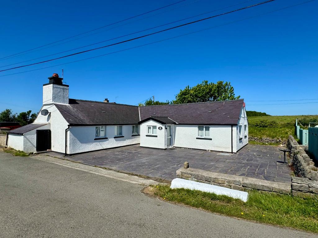 Llanfwrog, Isle of Anglesey, LL65 4 bed detached house for sale - £355,000