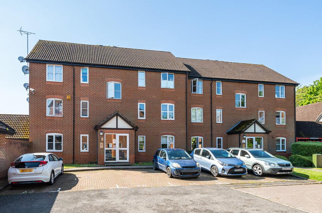 Admirals Court, Rose Kiln Lane, Reading 2 bed apartment - £200,000