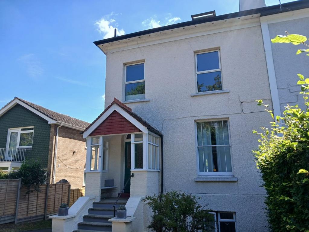 Reigate Hill, Reigate 1 bed apartment - £1,275 pcm (£294 pw)