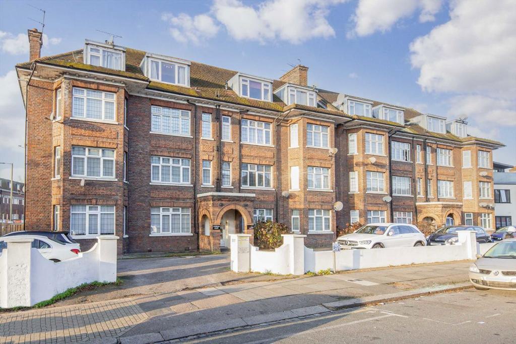 Wykeham Road, London NW4 4 bed flat to rent - £3,100 pcm (£715 pw)