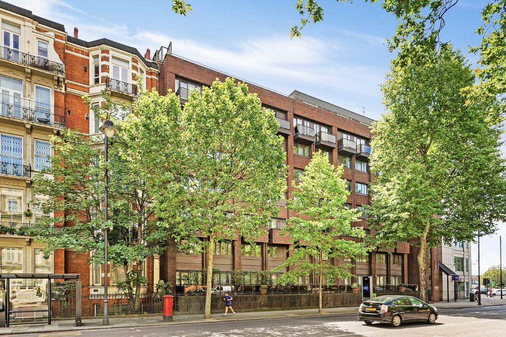 Cromwell Road, London SW5 2 bed flat - £2,999 pcm (£692 pw)