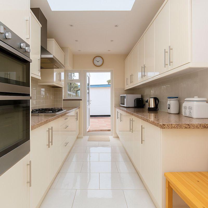White Hart Lane, Wood Green N17 5 bed house - £3,150 pcm (£727 pw)
