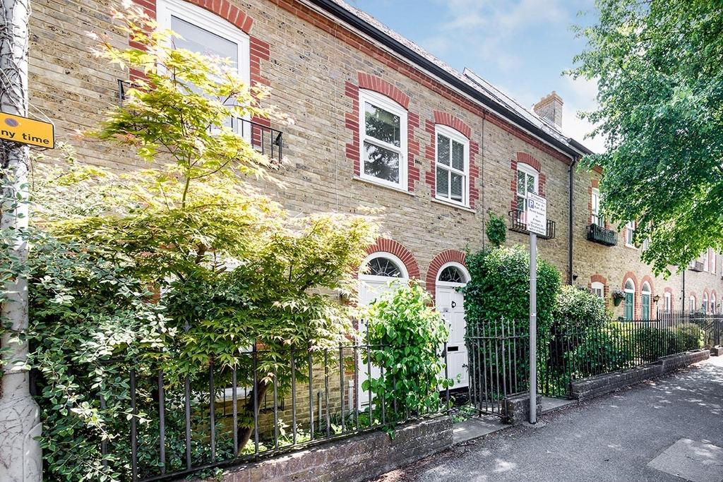 Roper Road, Kent CT2 3 bed house - £1,500 pcm (£346 pw)