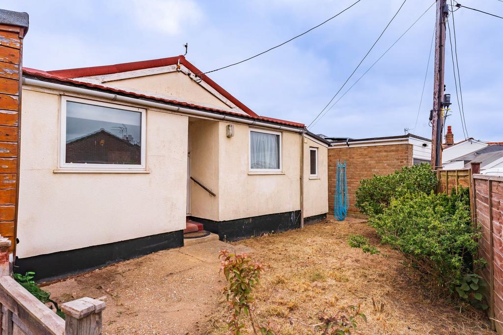 Scratby Crescent, Scratby 2 bed detached bungalow for sale - £120,000
