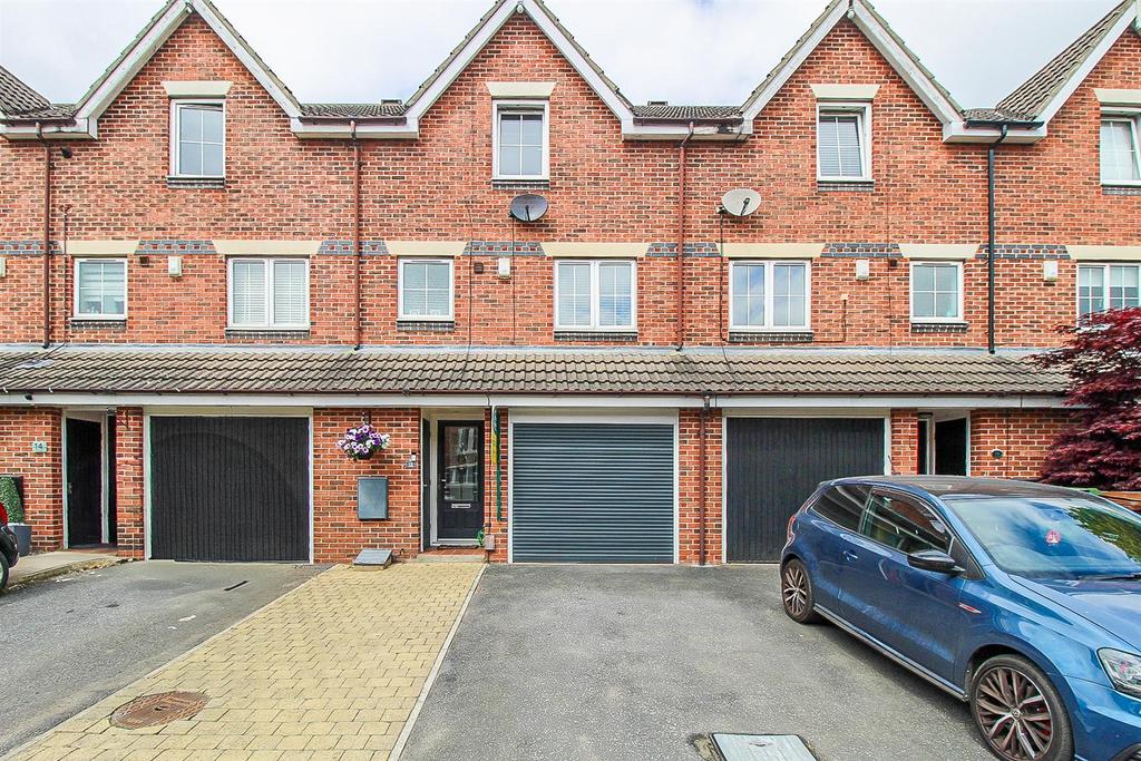 Moorcroft, Ossett WF5 4 bed townhouse - £270,000
