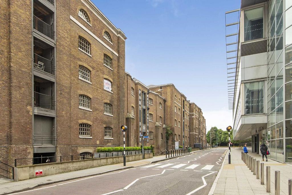 Hertsmere Road, London E14 2 bed flat - £2,700 pcm (£623 pw)