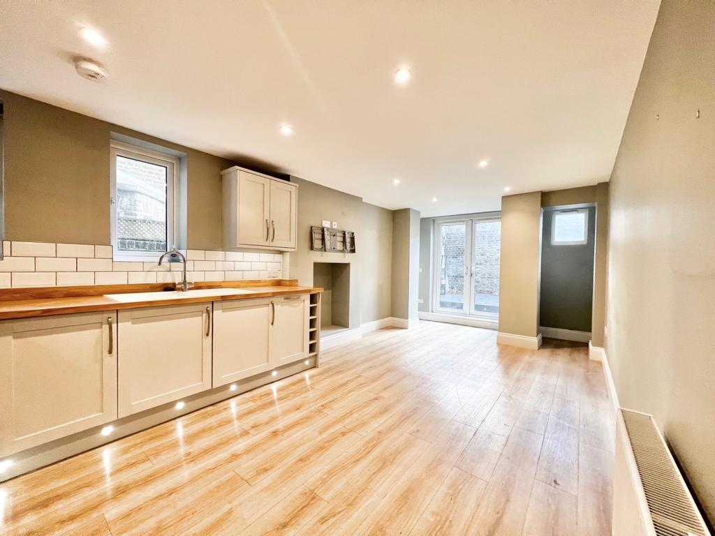 Saltram Crescent, London W9 2 bed flat to rent - £2,500 pcm (£577 pw)