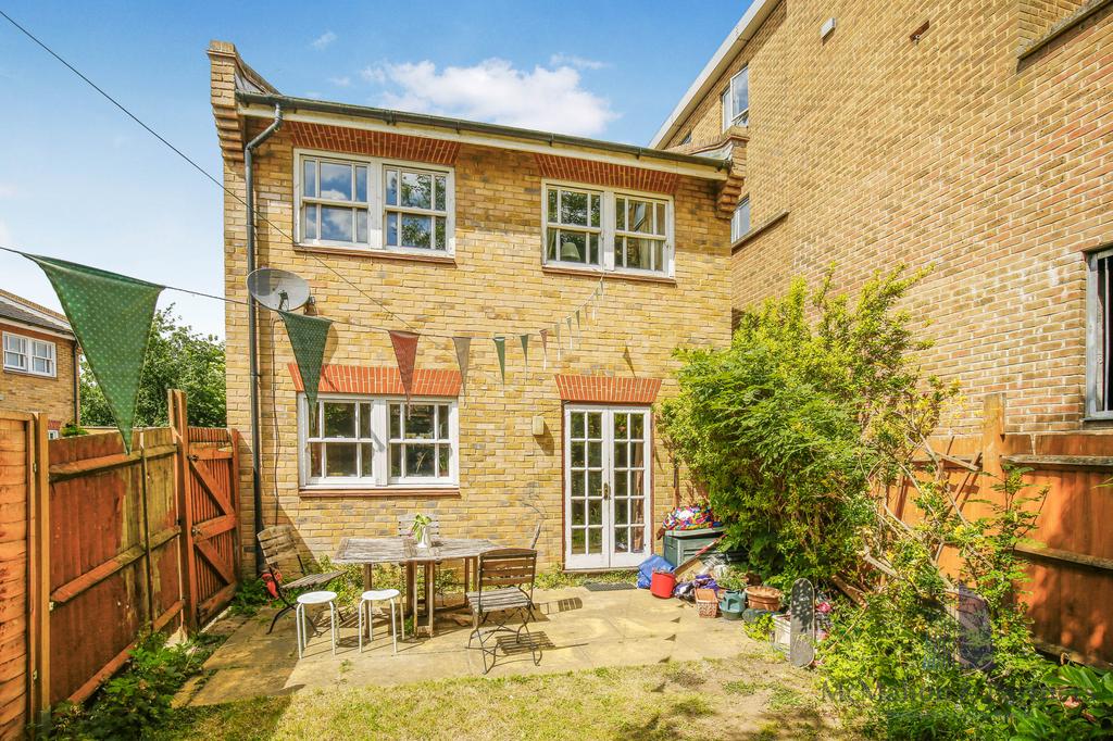 Oliver Mews, London, SE15 3 bed semi-detached house - £3,050 pcm (£704 pw)