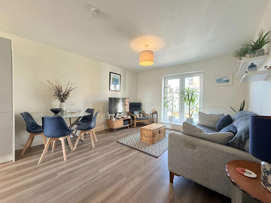Armstrong Court, Victoria Crescent... 2 bed flat for sale - £200,000