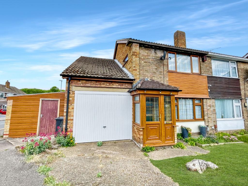 Birchen Grove, Luton, Bedfordshire... 3 bed semi-detached house - £385,000