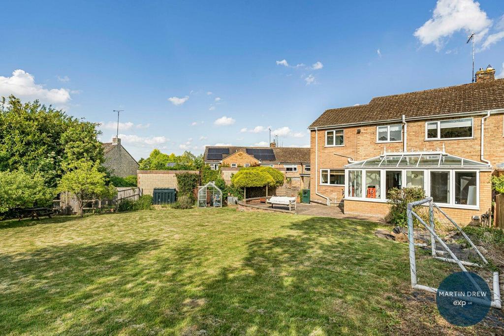 Shortlands Close, Brackley NN13 4 bed semi-detached house for sale - £ ...