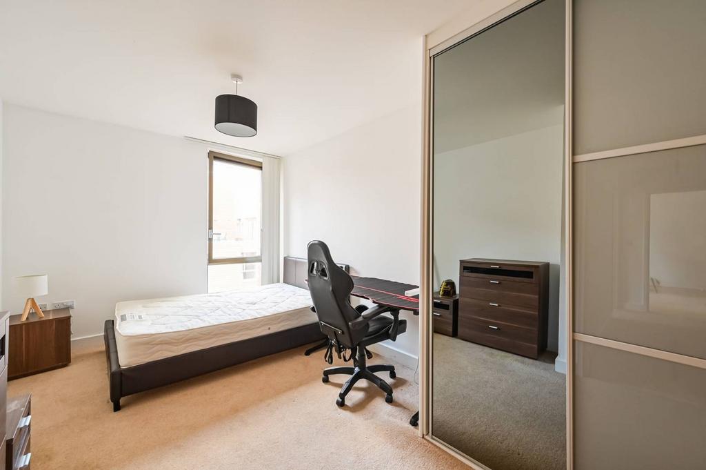 17 Nelson Walk, London E3 2 bed flat - £425,000
