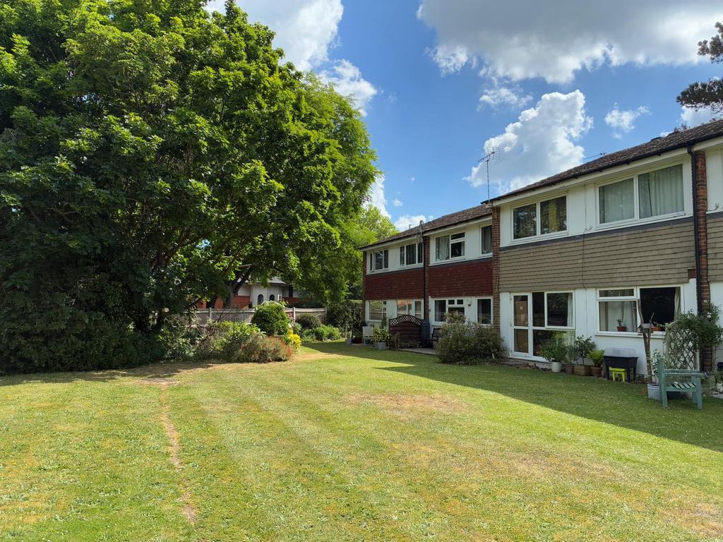 Ashtead Village 2 bed maisonette for sale - £350,000