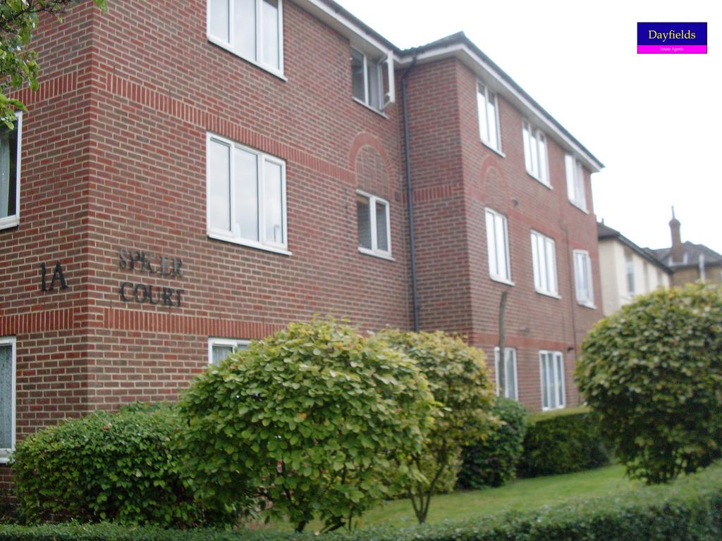 Stanley Road, Enfield EN1 1 bed flat - £1,325 pcm (£306 pw)