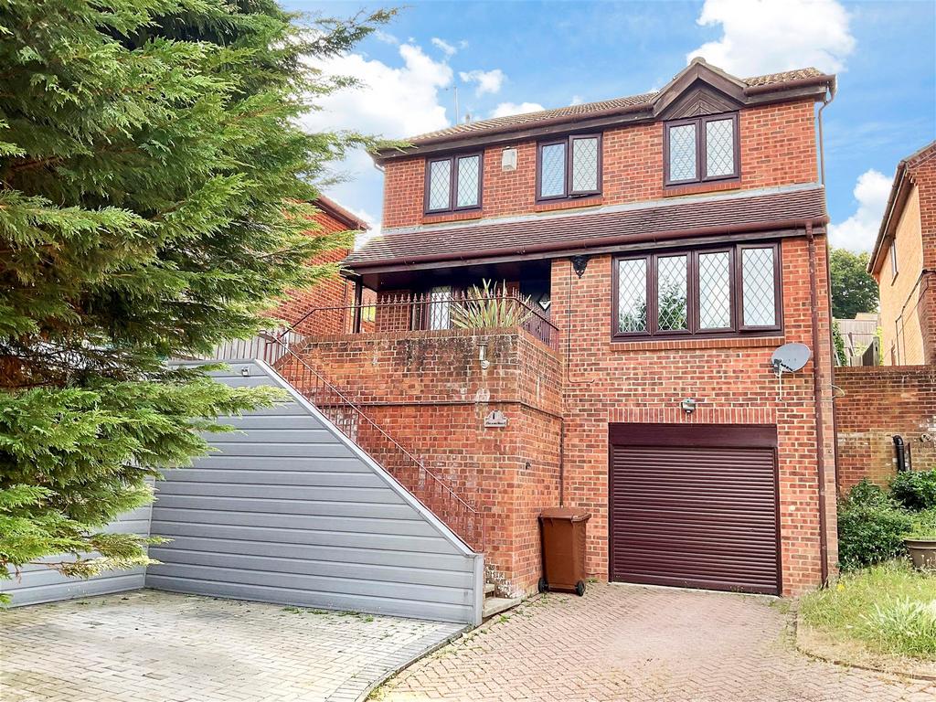 Hampton Close, Chatham, Kent 3 bed detached house - £475,000