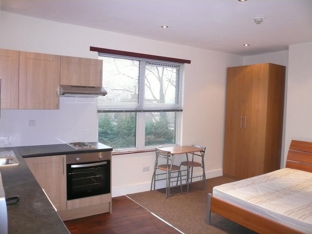 The Grove, Finchley Central N3 1 bed in a house share - £850 pcm (£196 pw)