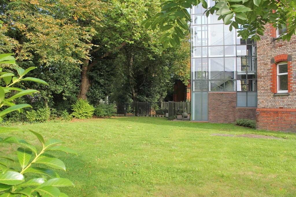 61a Brantingham Road, Manchester M16 1 bed flat - £695 pcm (£160 pw)