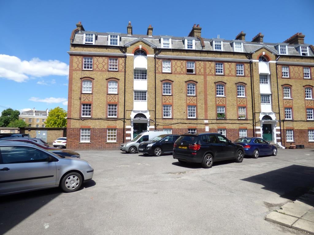 Wellington Building, Wellington Way... 2 bed flat to rent - £1,850 pcm ...