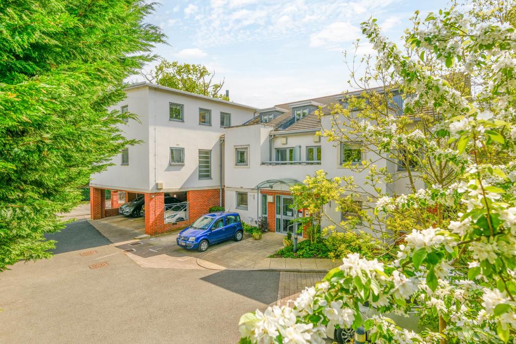 Oatlands Drive, Weybridge KT13 2 bed retirement property - £275,000