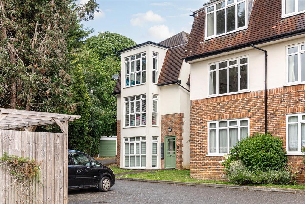 Doran Drive, Redhill 2 bed apartment for sale - £380,000