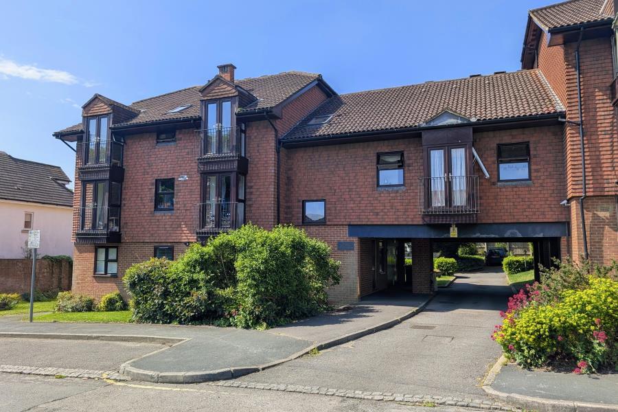 Ellingham, Woking GU22 Studio - £1,200 pcm (£277 pw)