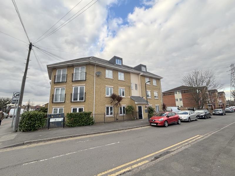 Elliman Avenue, Slough 2 bed flat - £1,450 pcm (£335 pw)