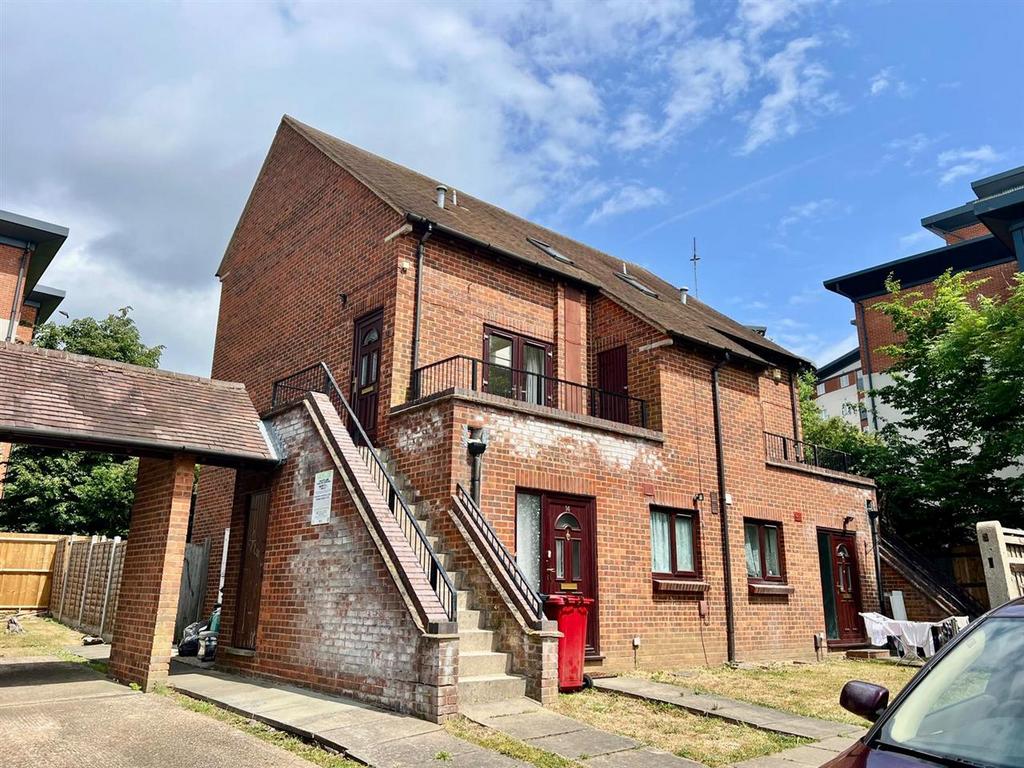 Emerald Court, Slough 2 bed maisonette - £230,000