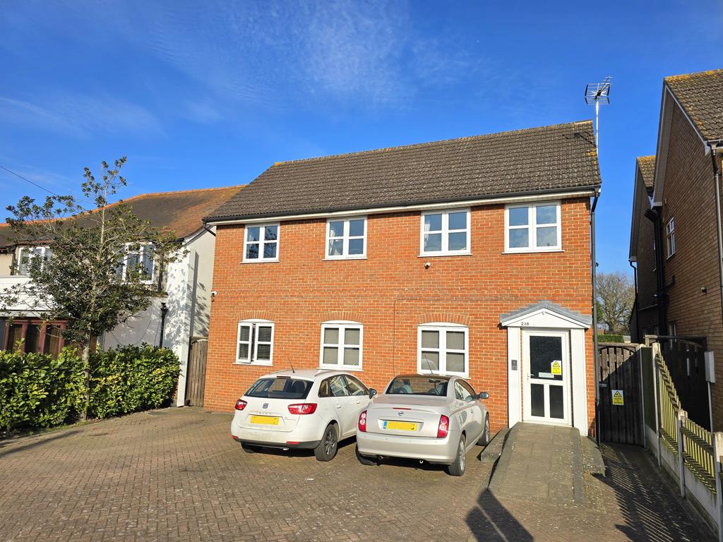 Ferry Road, Hullbridge, Hockley 2 bed apartment to rent - £1,200 pcm (£ ...