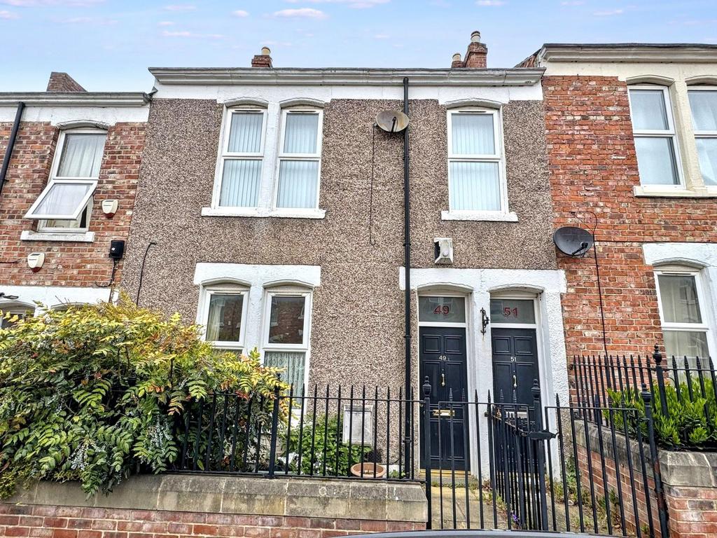 Hyde Park Street, Bensham, Gateshead... 2 bed ground floor flat - £50,000
