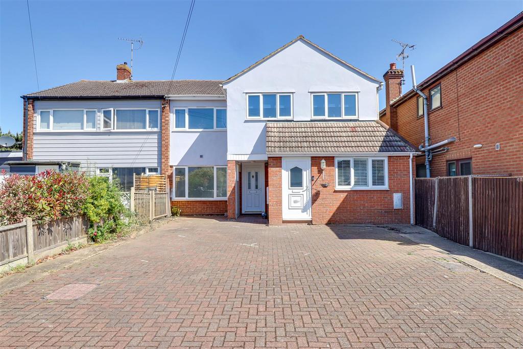 High Road, Benfleet SS7 2 bed flat for sale - £220,000