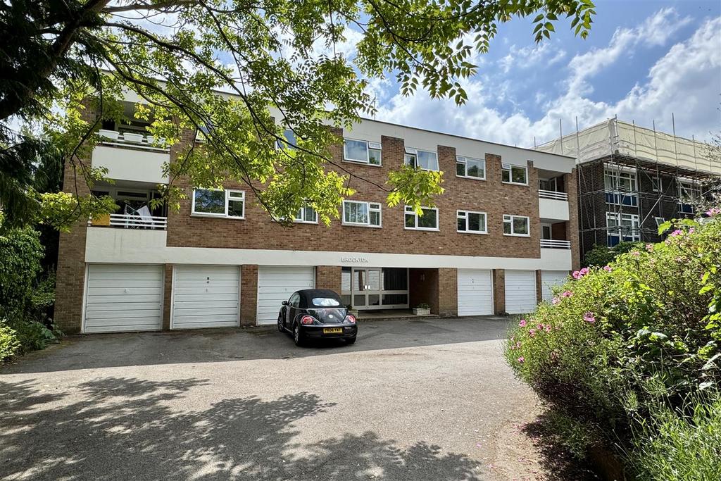 Godalming - No Onward Chain 2 bed flat for sale - £285,000