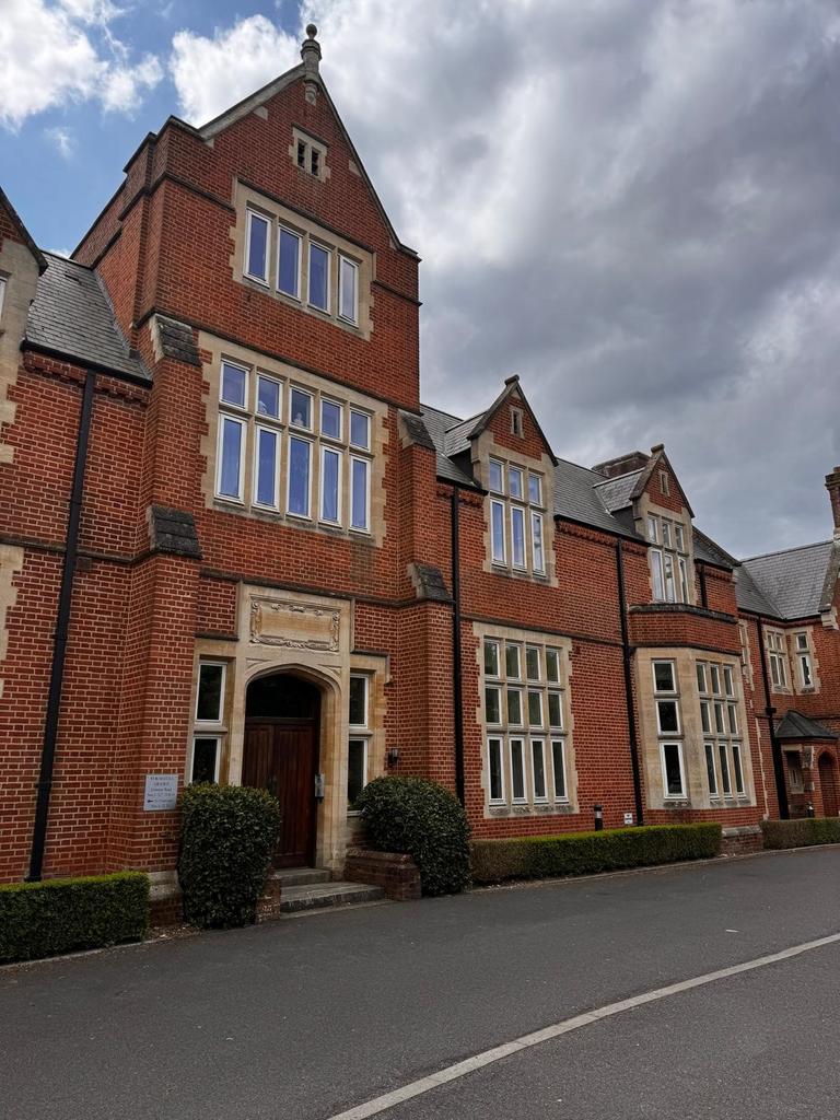 Flat 9, Wormestall Grange, Enborne... 3 bed maisonette - £345,000