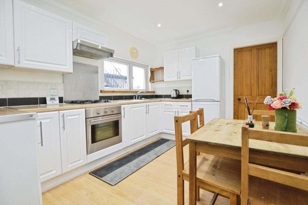 Barking Road, Plaistow 3 bed flat to rent - £1,900 pcm (£438 pw)