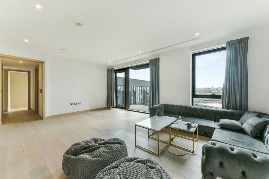 Embassy Gardens, London, SW11 2 bed apartment - £5,400 pcm (£1,246 pw)