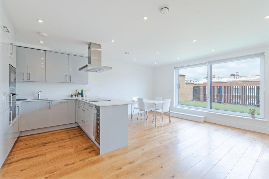 Kilburn High Road, Kilburn, NW6 3 bed flat - £3,350 pcm (£773 pw)