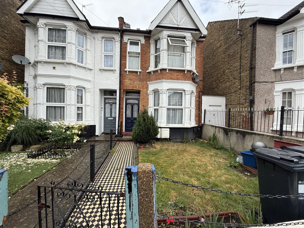 First Floor Flat, 21A Bulstrode Road... 2 bed flat - £1,950 pcm (£450 pw)