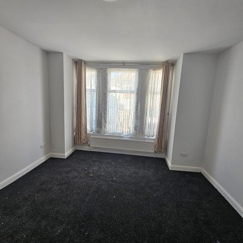 Christchurch Road, Ilford, IG1 3 bed flat - £1,950 pcm (£450 pw)