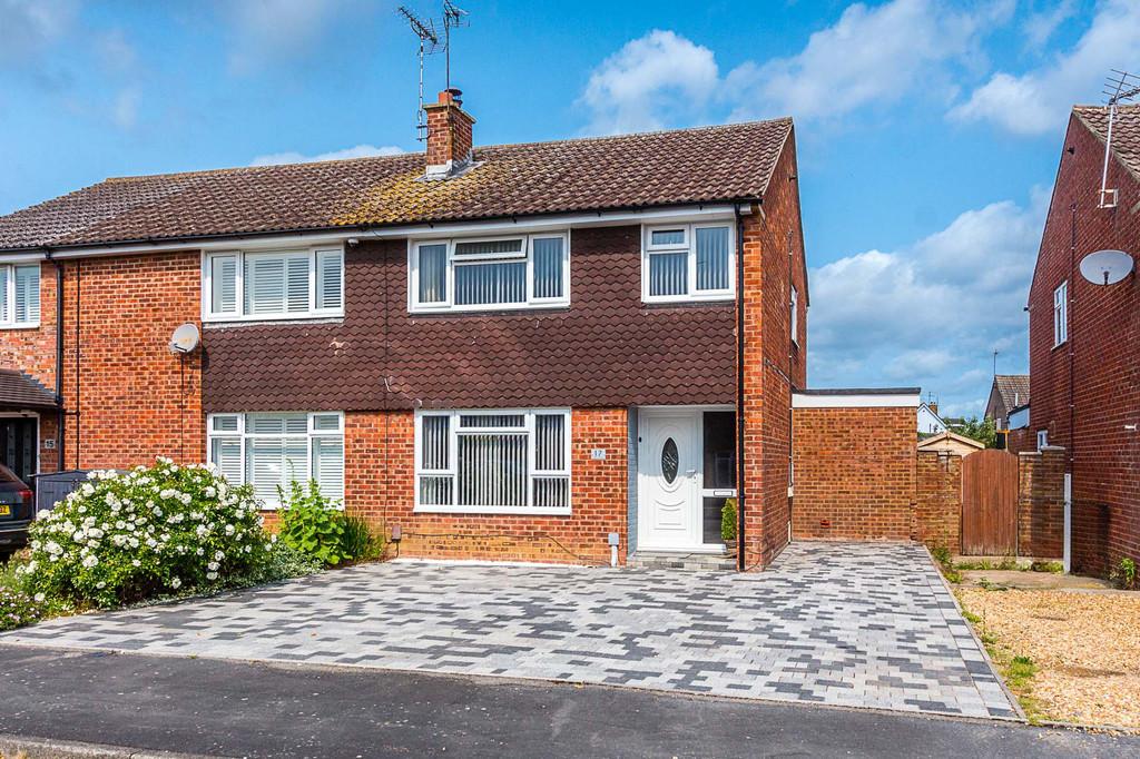 Balham Close, Rushden NN10 3 bed semi-detached house - £250,000