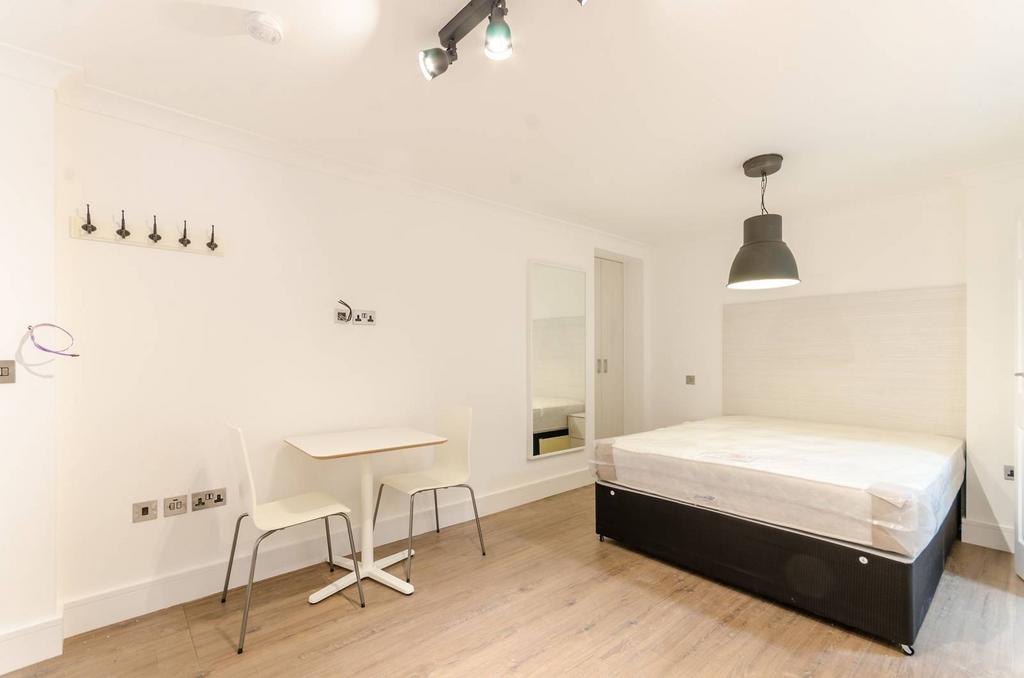 High Road, N22, Wood Green, London, N22 Studio to rent - £1,350 pcm (£ ...