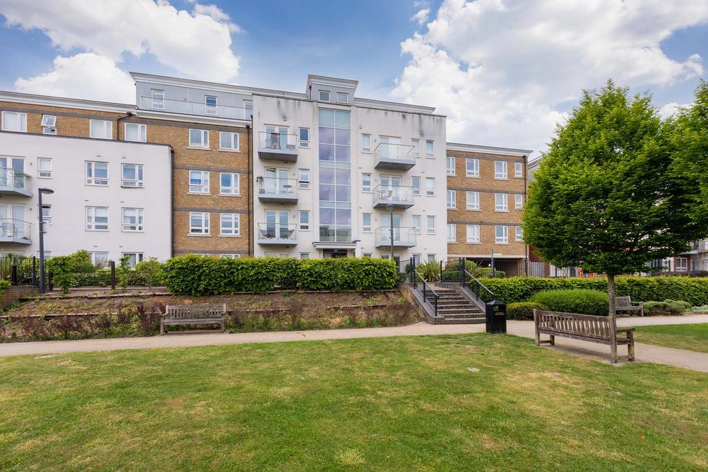 Kestrel Court, Heron Way, Maidenhead SL6 2 bed apartment - £300,000